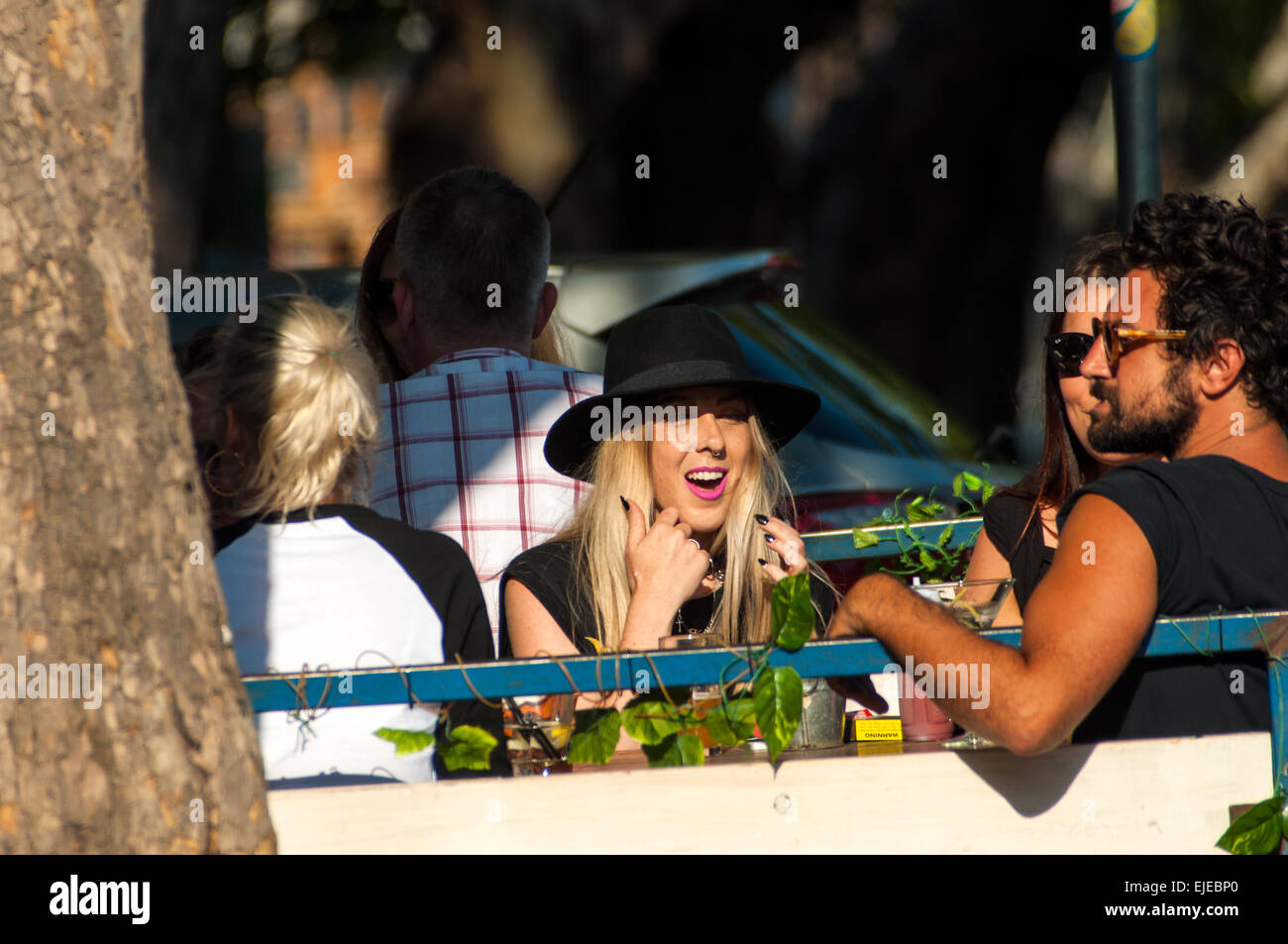 Pub scene hi-res stock photography and images - Alamy