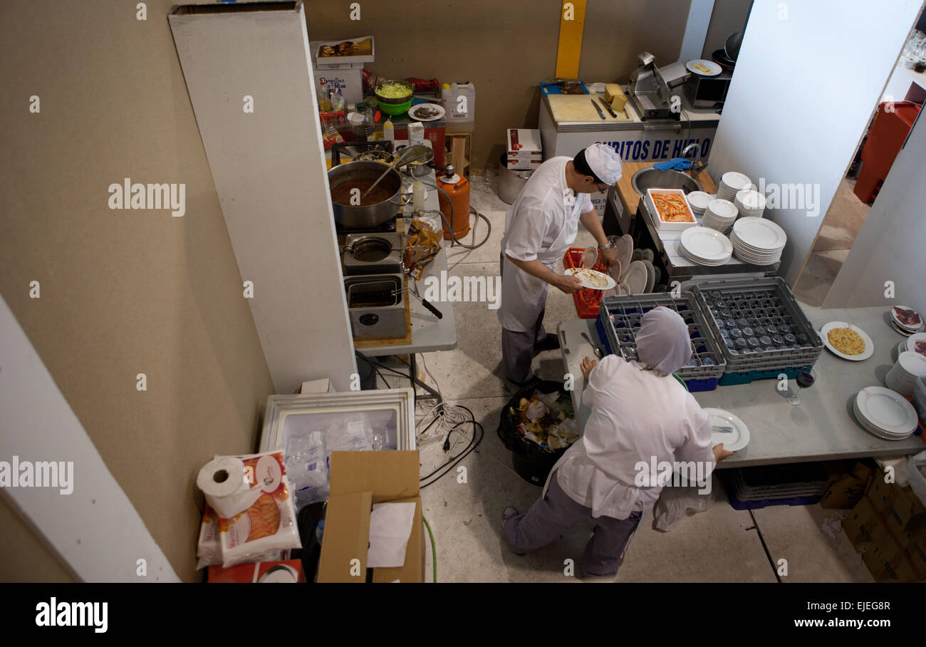 Messy Restaurant Kitchen 2,900+ Dirty Restaurant Kitchen Stock Photos,