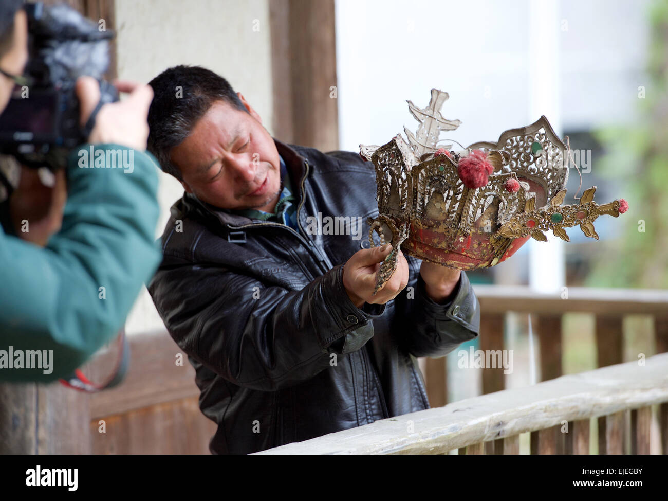 (150325) -- DATIAN, March 25, 2015 (Xinhua) -- A villager shows the ...