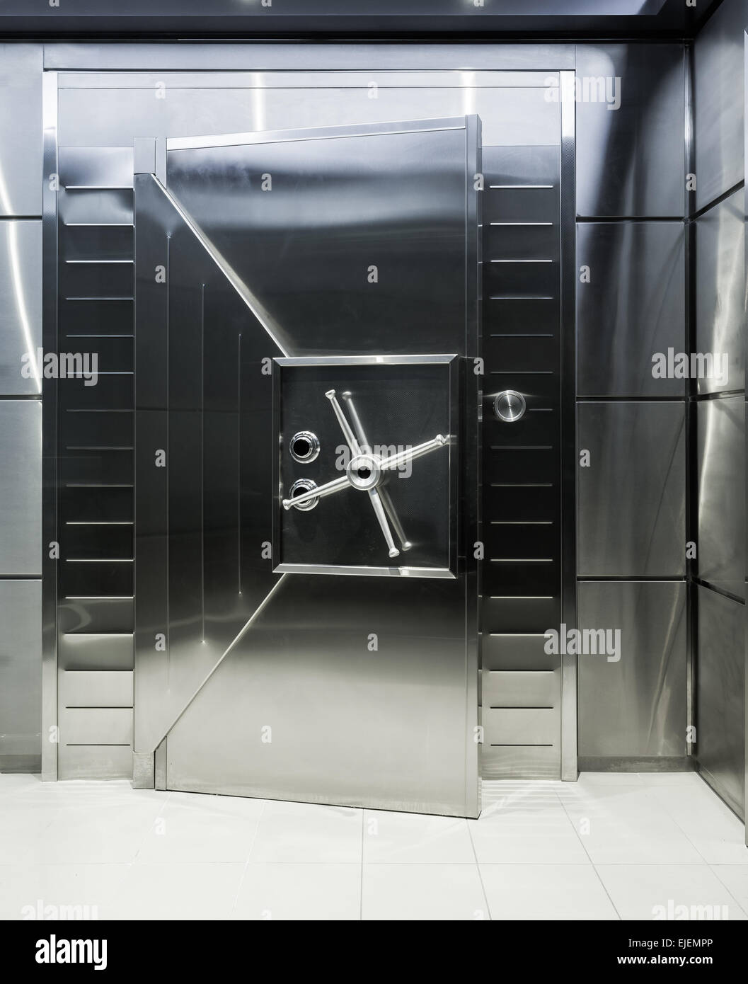 A door to a large strong room or security vault Stock Photo - Alamy