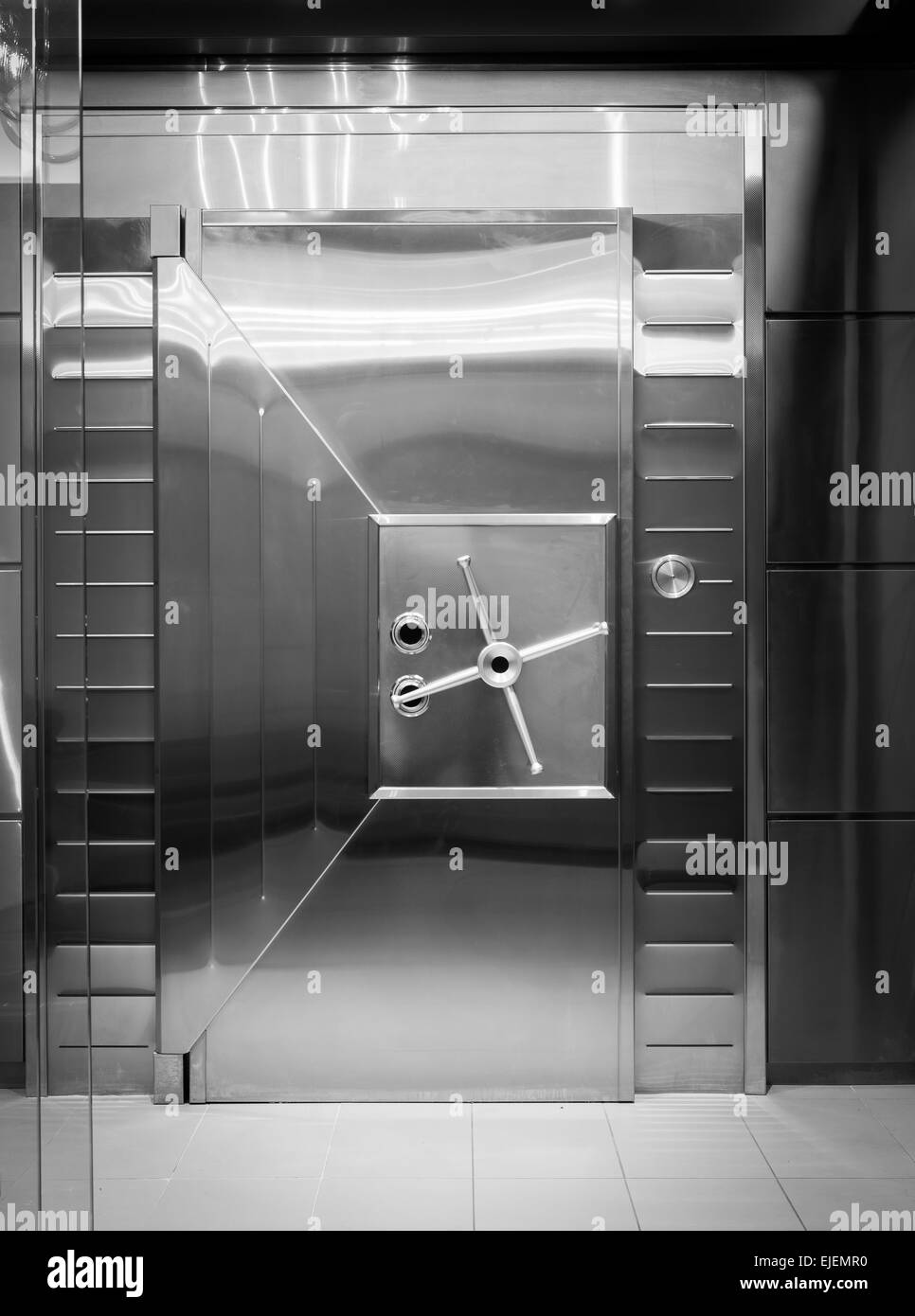 A door to a large strong room or security vault Stock Photo - Alamy