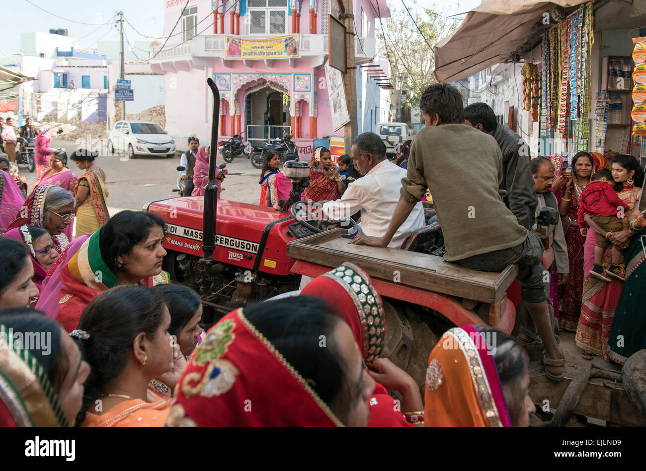 Pushkar street scene india woman hi-res stock photography and images - Alamy