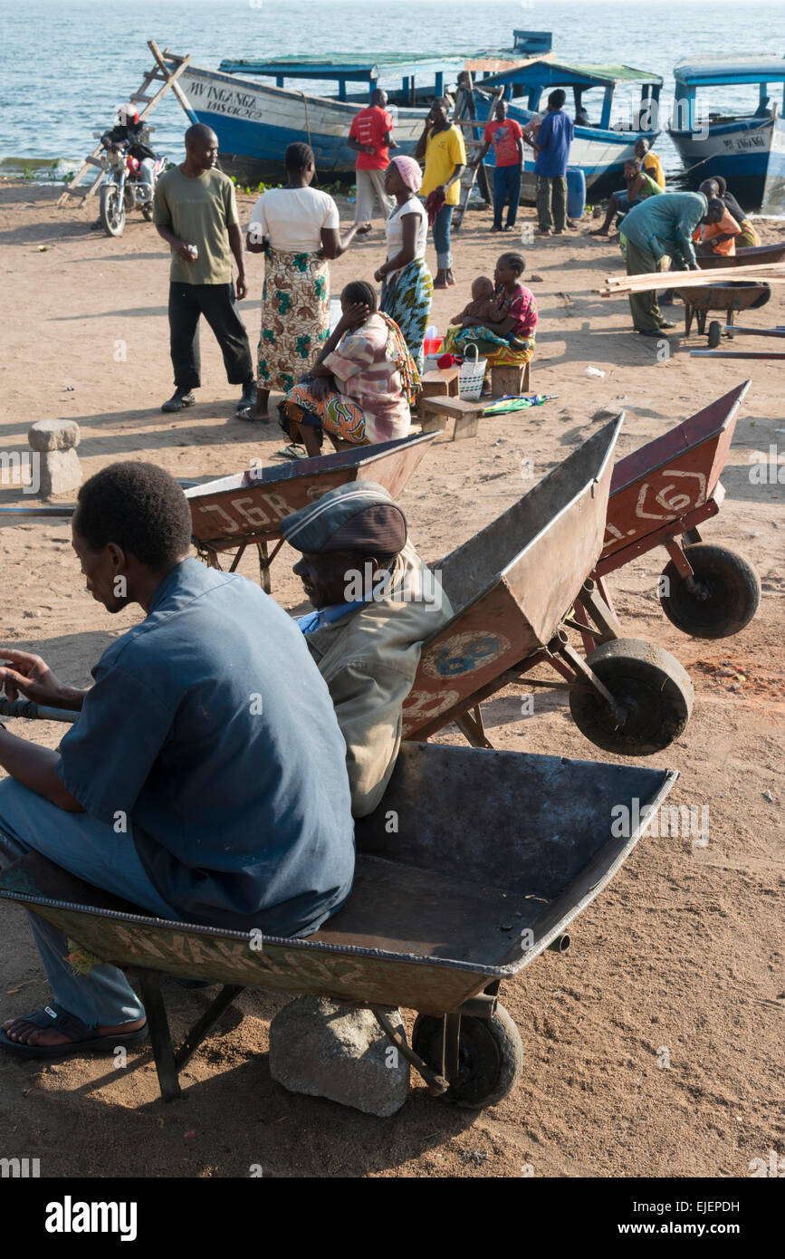 Porters. Musoma harbour. Lake Victoria. Tanzania Stock Photo - Alamy