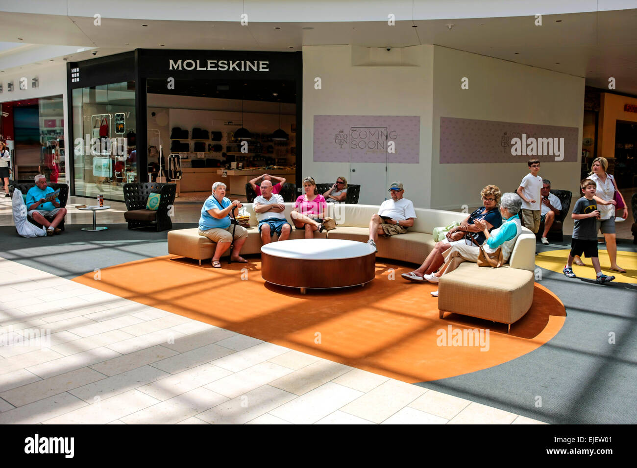 Comfortable rest areas in the aisles at the new University Town Center ...