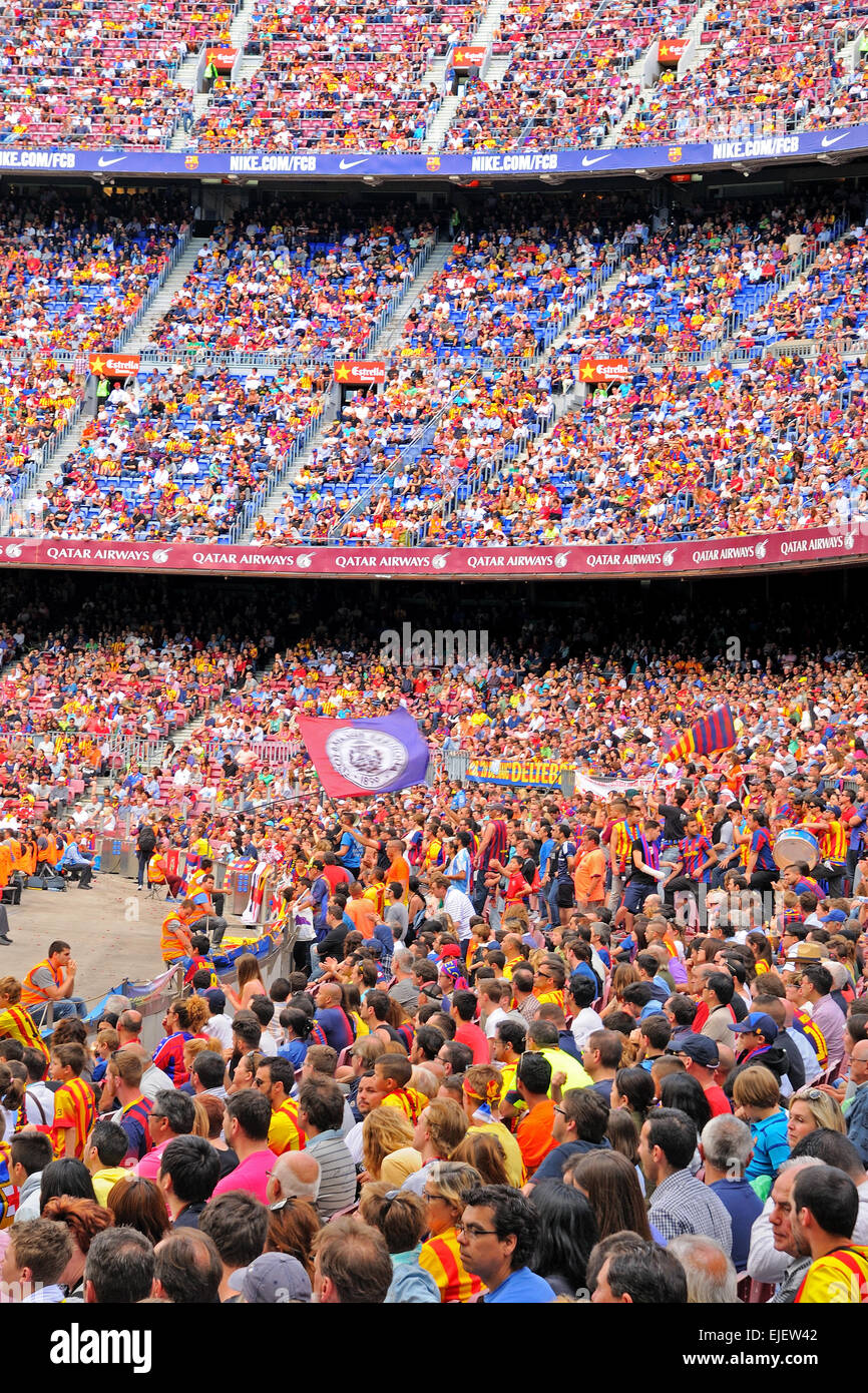 Barcelona stadium camp nou crowd hi-res stock photography and images ...