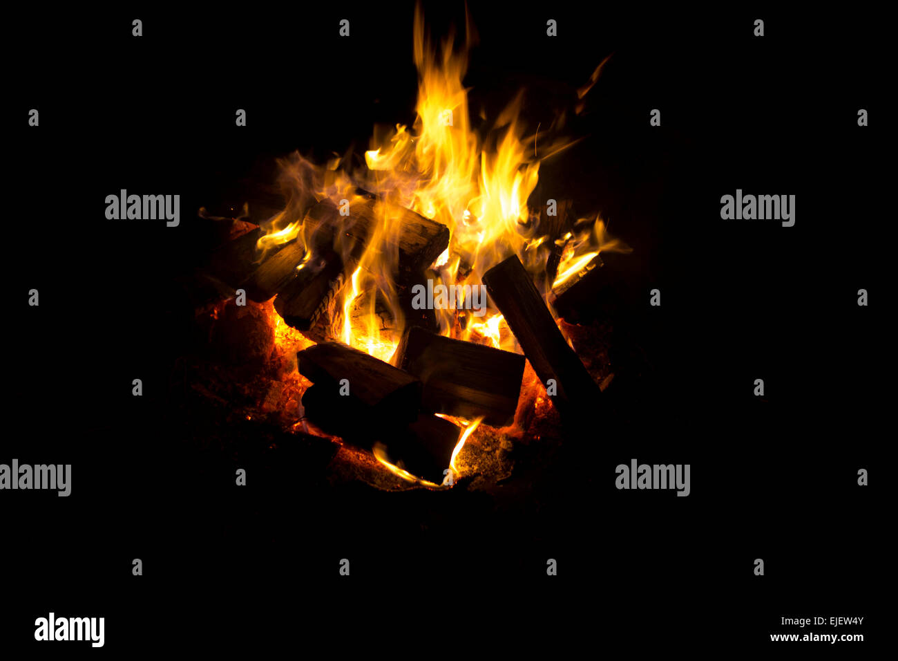 Outdoor log fire with shimmering flames Stock Photo - Alamy