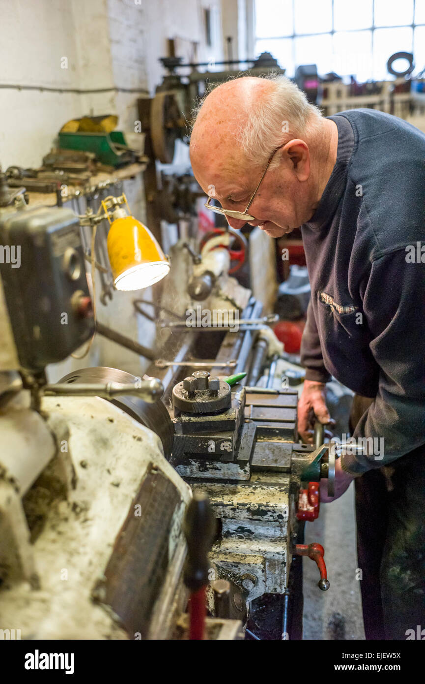 Man working on lathe hi-res stock photography and images - Alamy