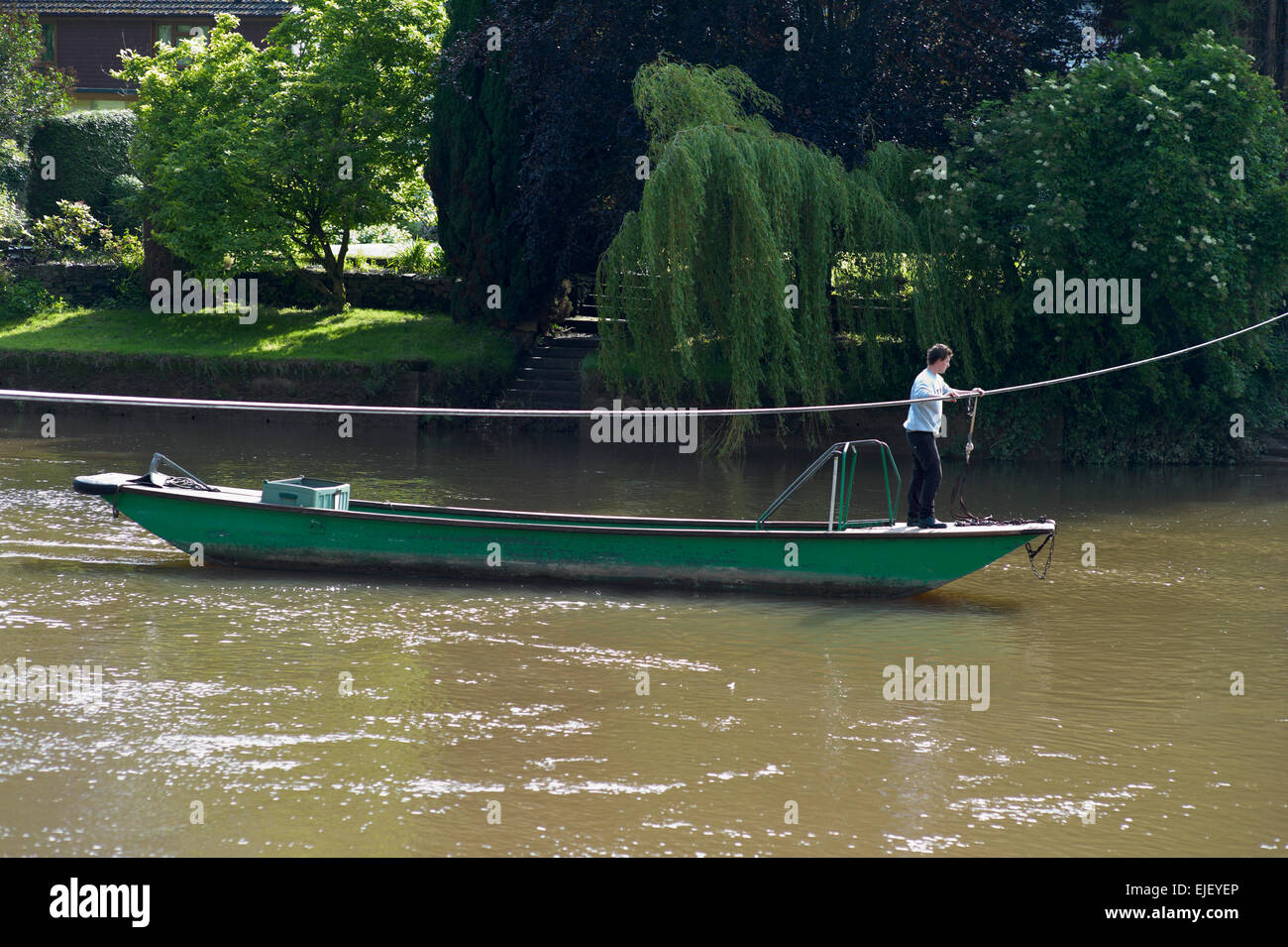 The Lower hand pulled ferry from the Saracens Head at Symonds Yat ...