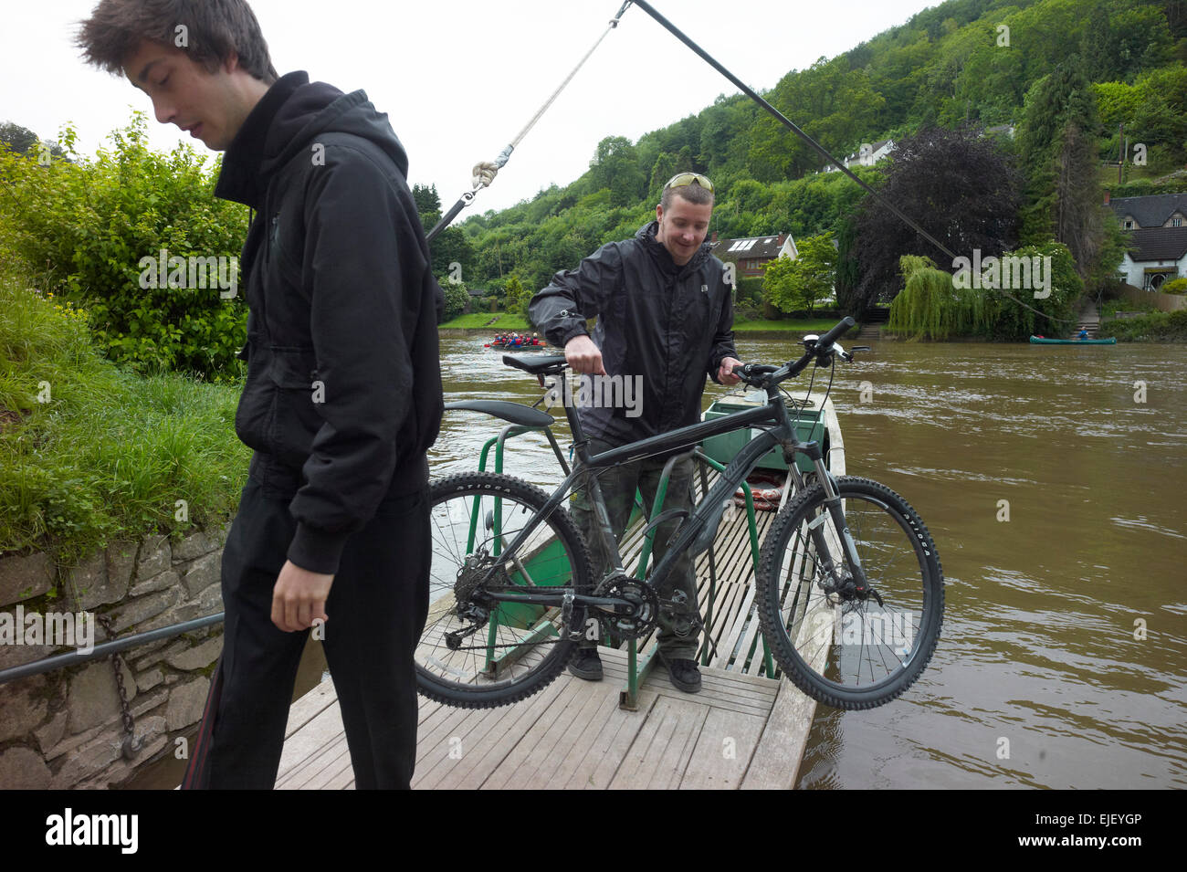 The Lower hand pulled ferry from the Saracens Head at Symonds Yat ...
