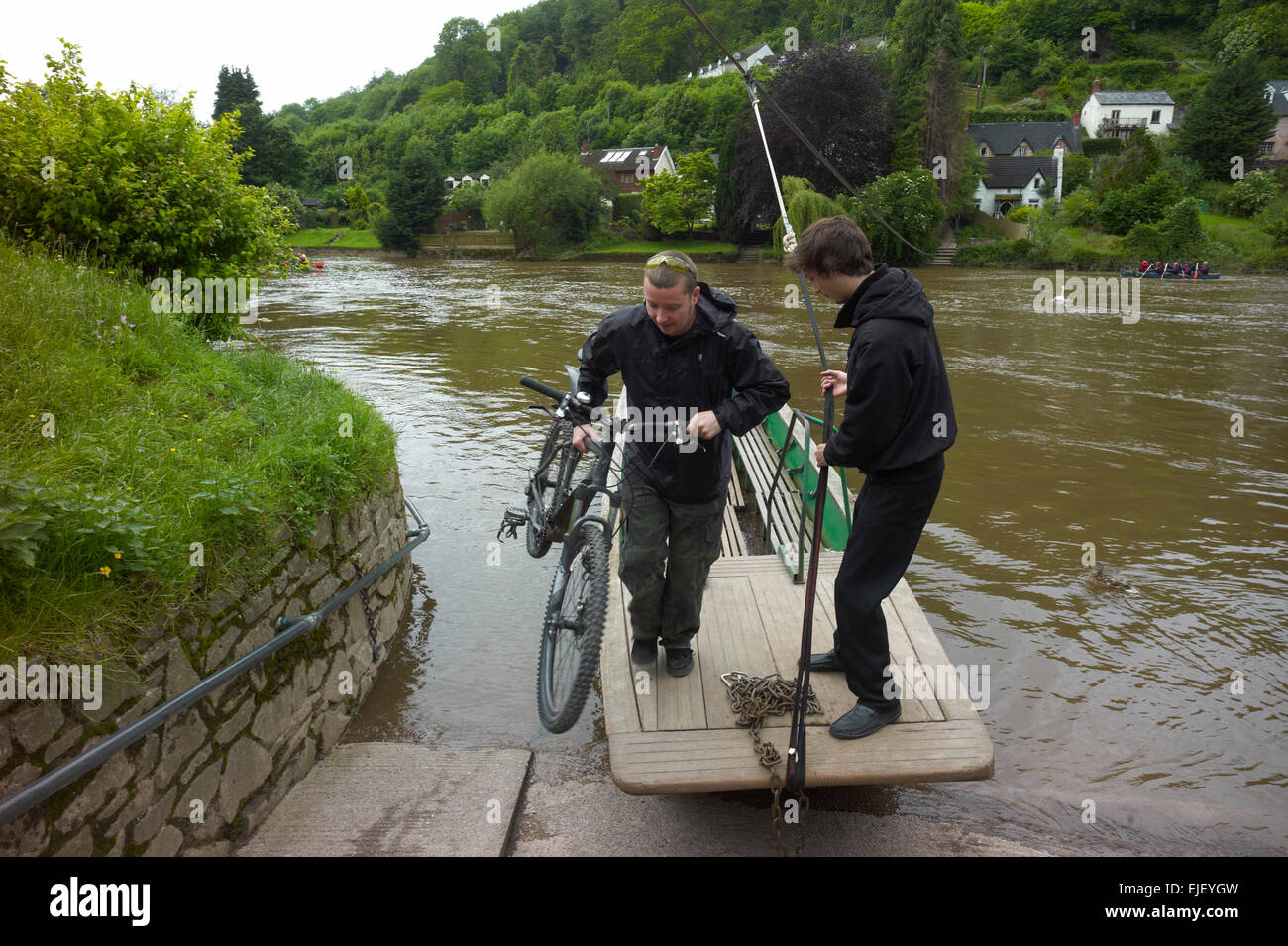 The Lower hand pulled ferry from the Saracens Head at Symonds Yat ...