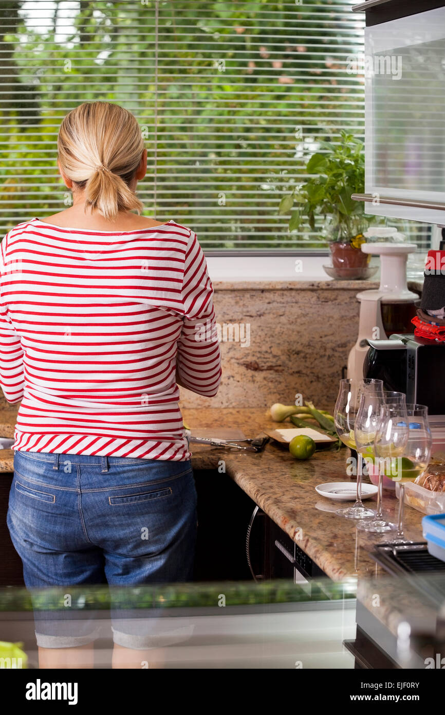 Woman cooking bbq garden hi-res stock photography and images - Alamy