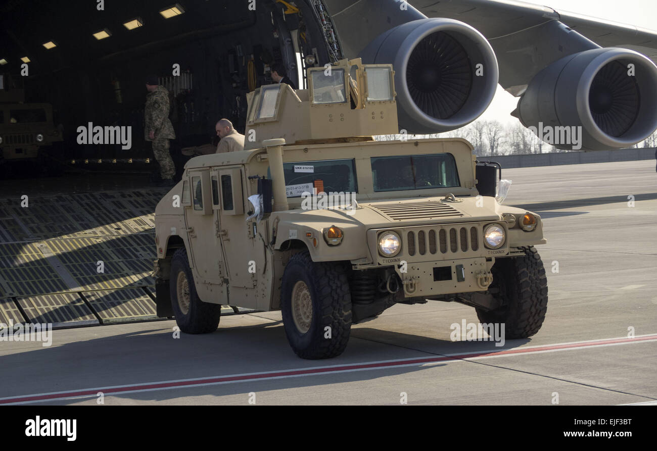 March 25, 2015 - Servicemen watch as President Poroshenko in an armored ...