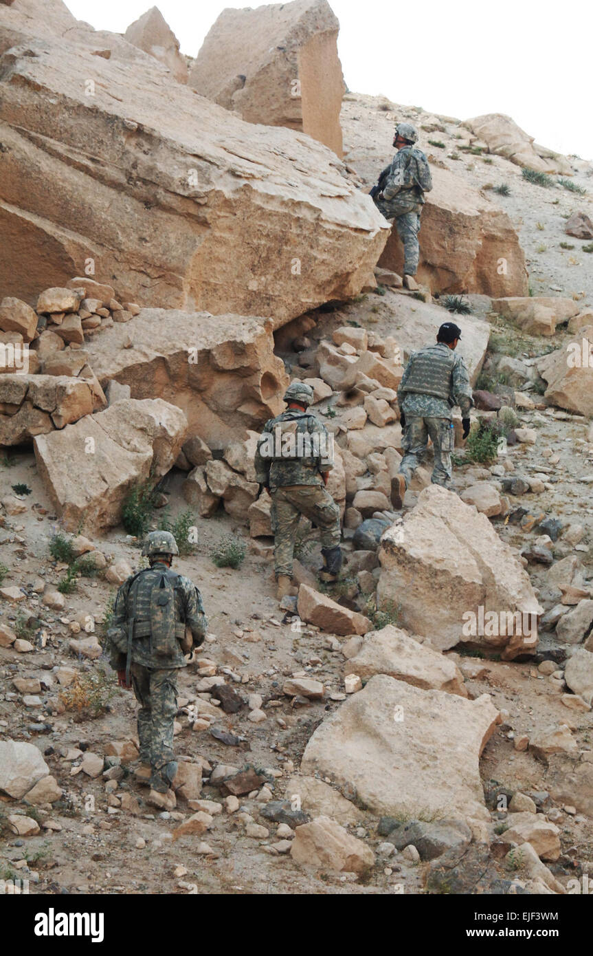 U.S. Army Soldiers from Bravo Company, 2nd Battalion, 508th Parachute ...