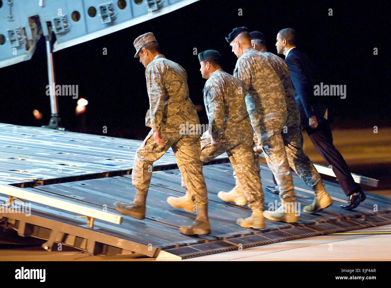 From right, President Barack Obama, Army Maj. Gen. Daniel V. Wright ...