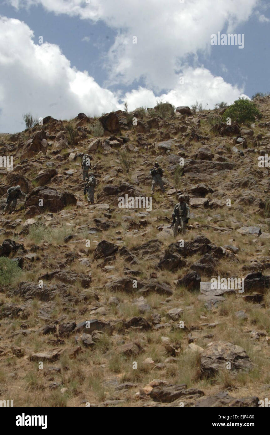 U.S. Army Soldiers from Charlie Company, 1st Battalion, 158th Infantry ...