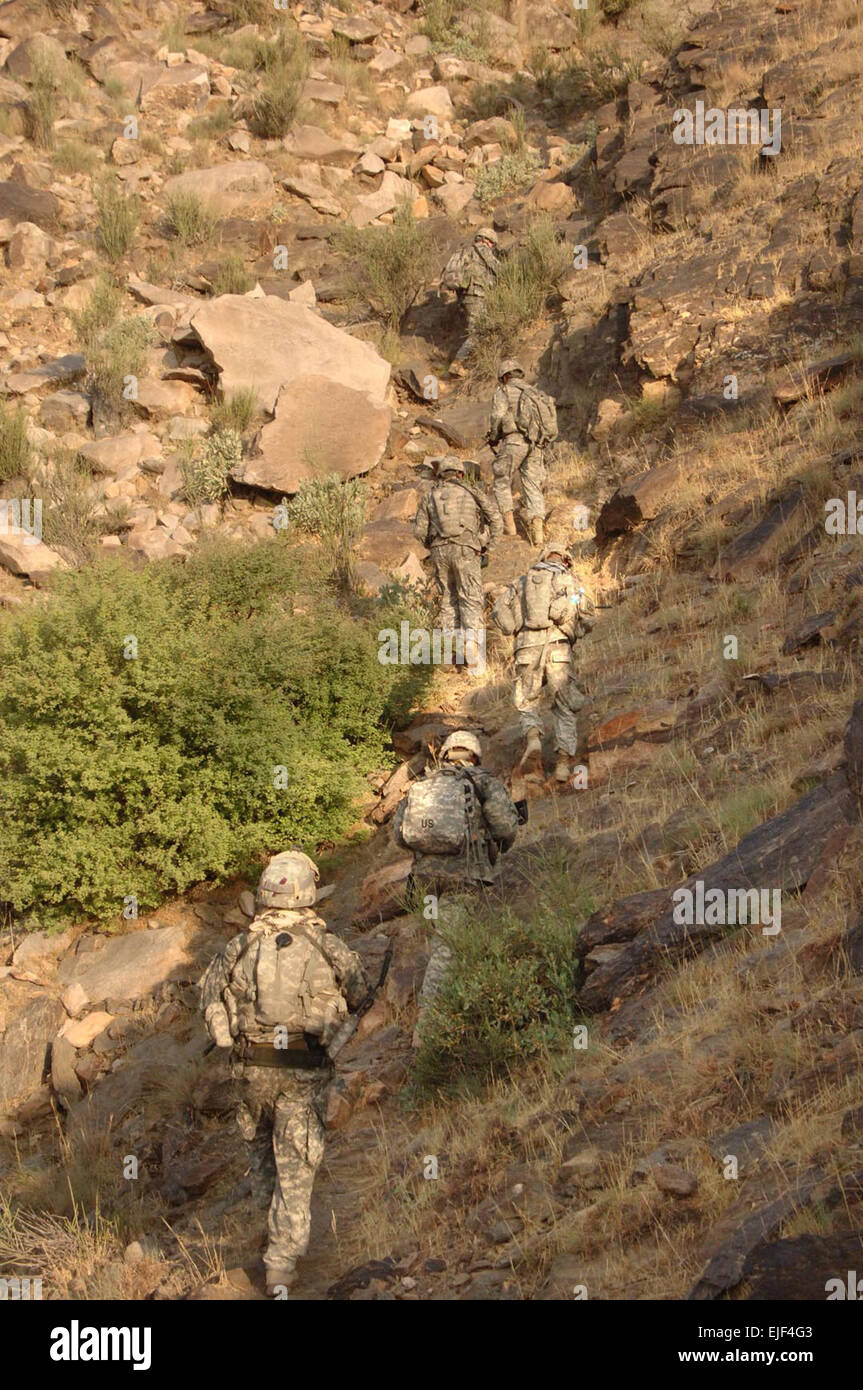 U.S. Army Soldiers from Charlie Company, 1st Battalion, 158th Infantry ...