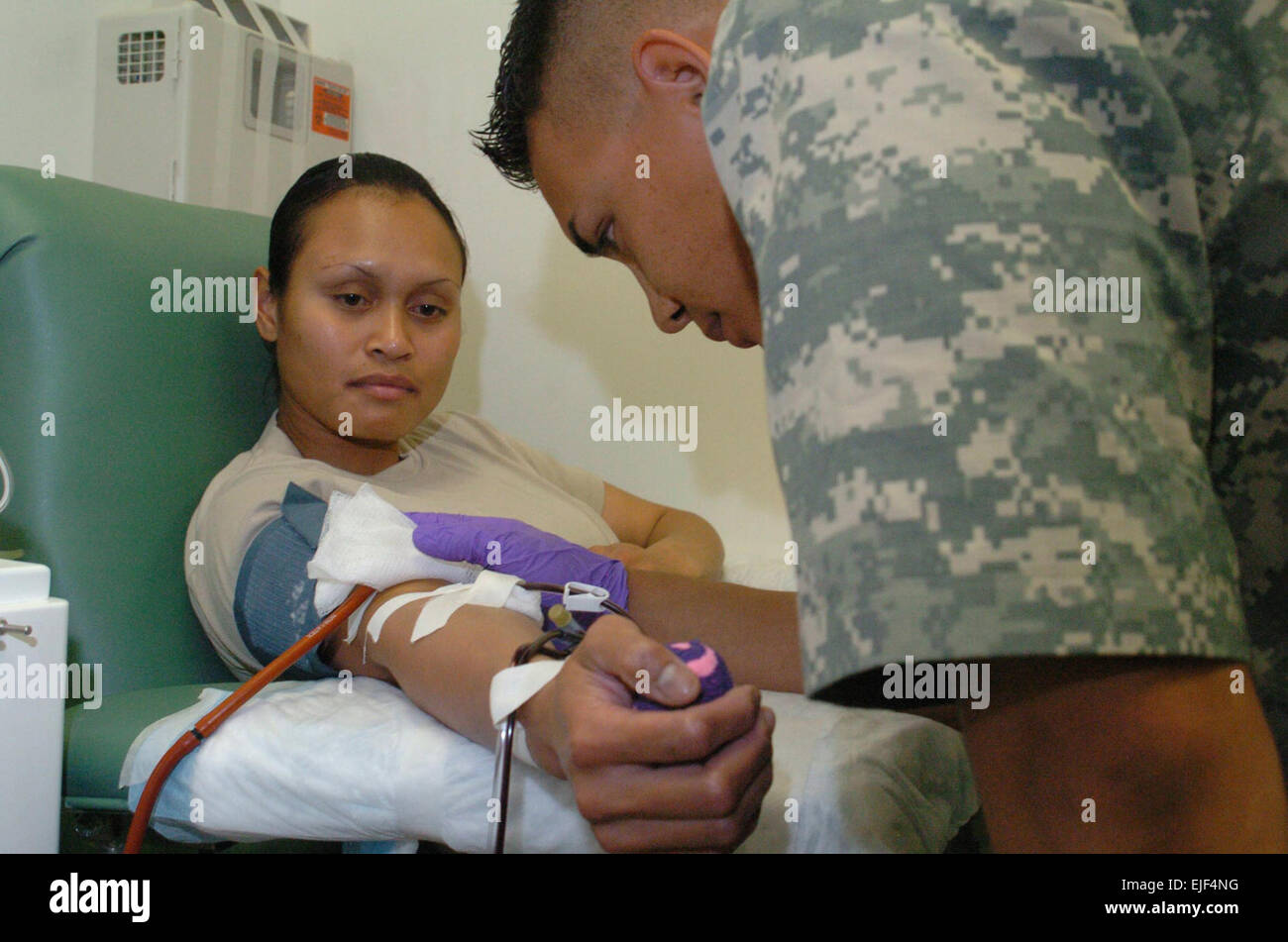 Us soldier gives first aid hi-res stock photography and images - Alamy