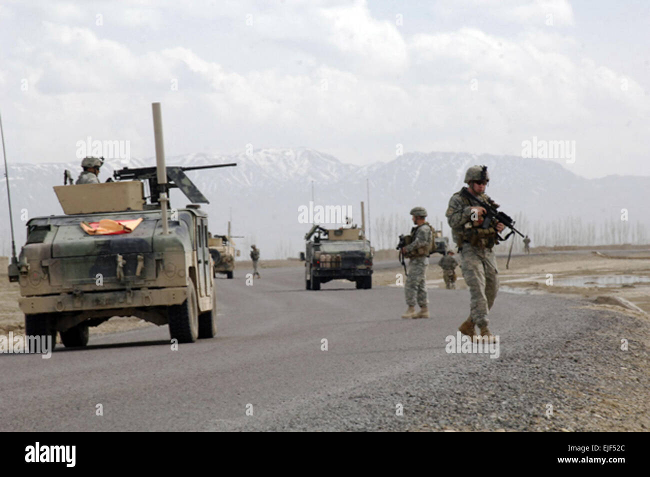 U.S. Army Soldiers from Headquarters and Headquarters Company, 2nd ...