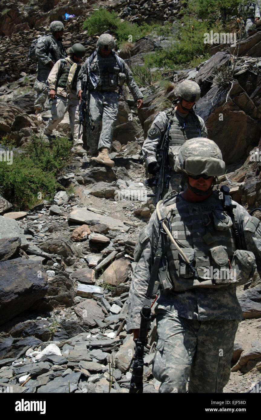 U.S. Army Soldiers of the Provincial Reconstruction Team from Forward ...