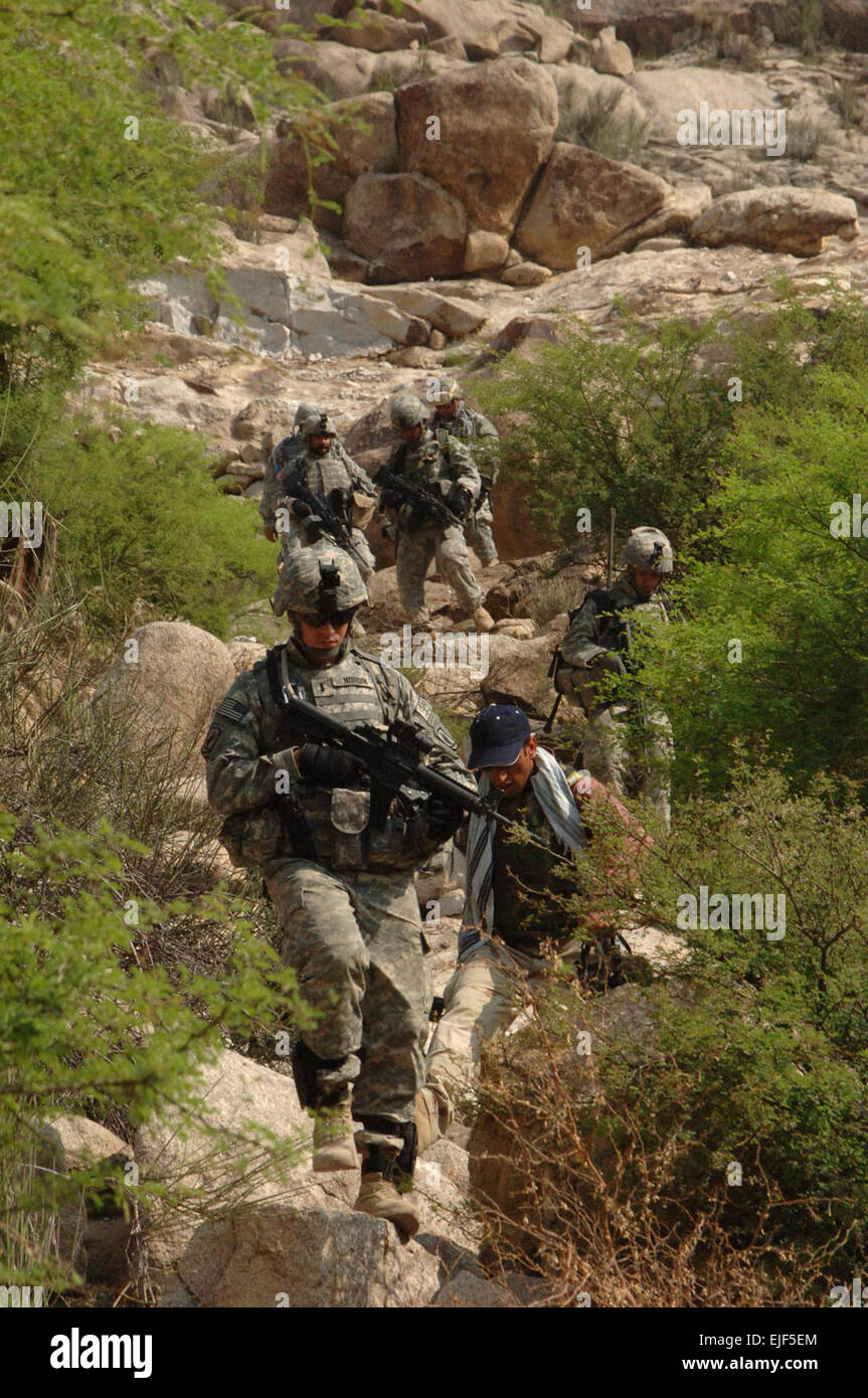 U.S. Army Soldiers from Headquarters, Headquarters Battery, 4th ...