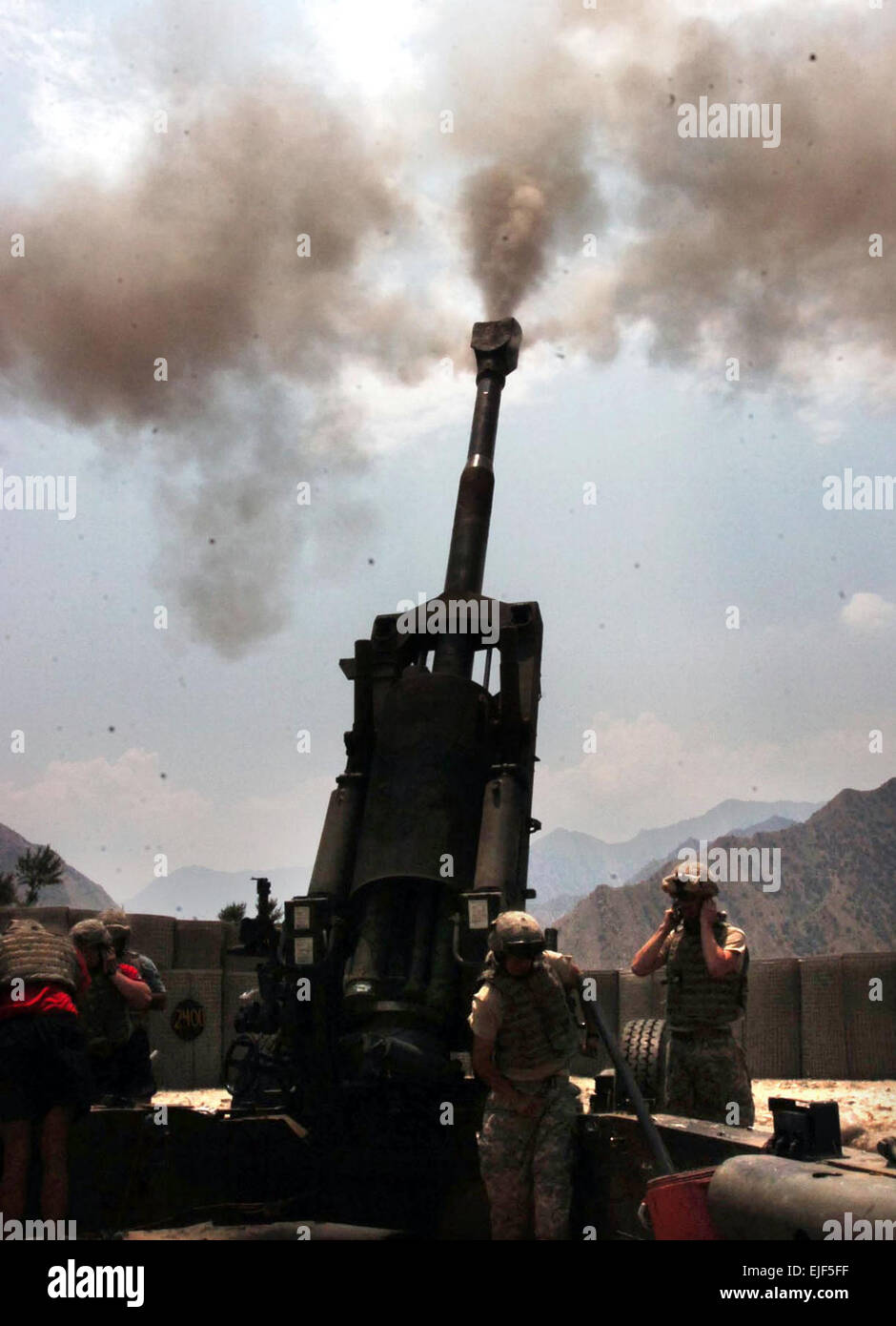 Us army field artillery howitzer hi-res stock photography and images ...
