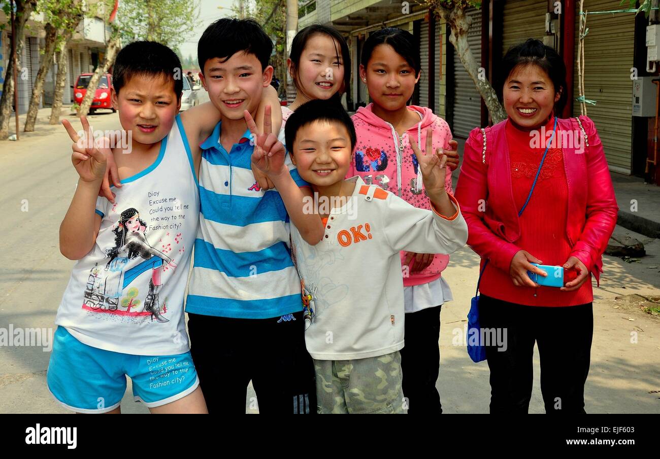 Friendly pose hi-res stock photography and images - Alamy