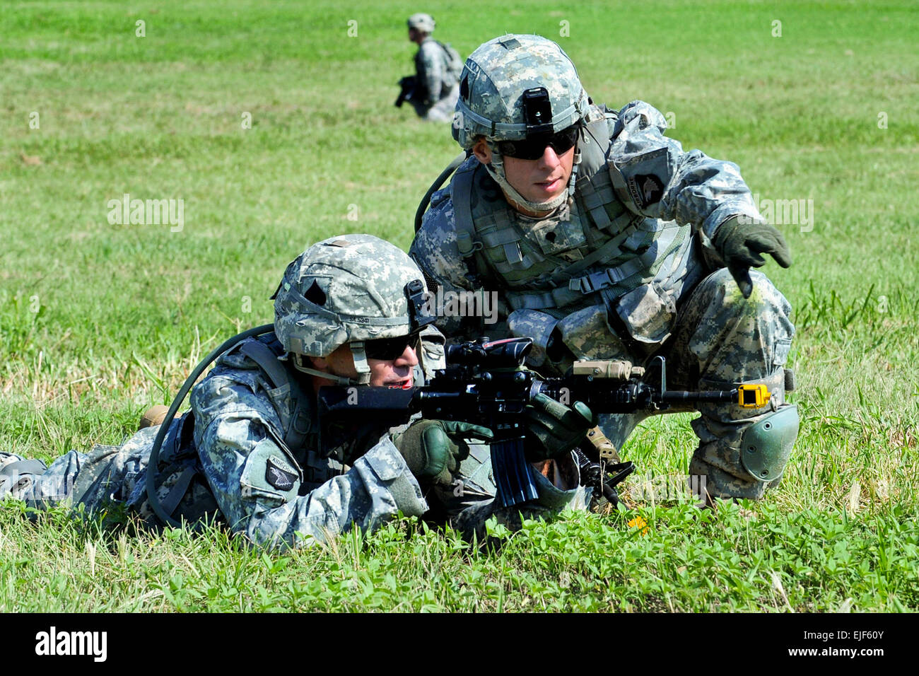 A team leader with the 4th Brigade Combat Team advises a Soldier ...