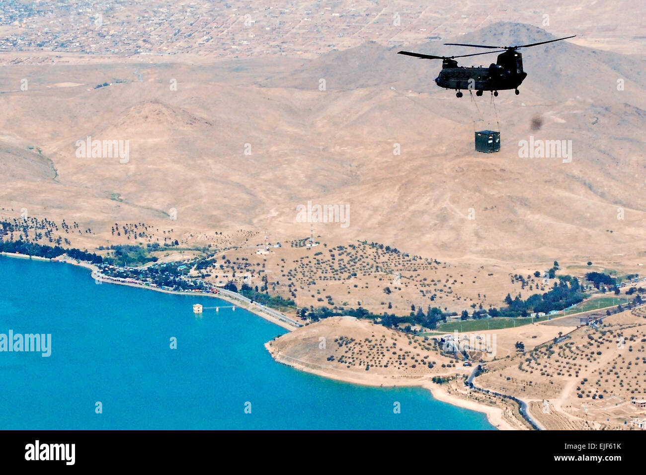 Sling load a container to a ch 47 chinook helicopter hi-res stock ...