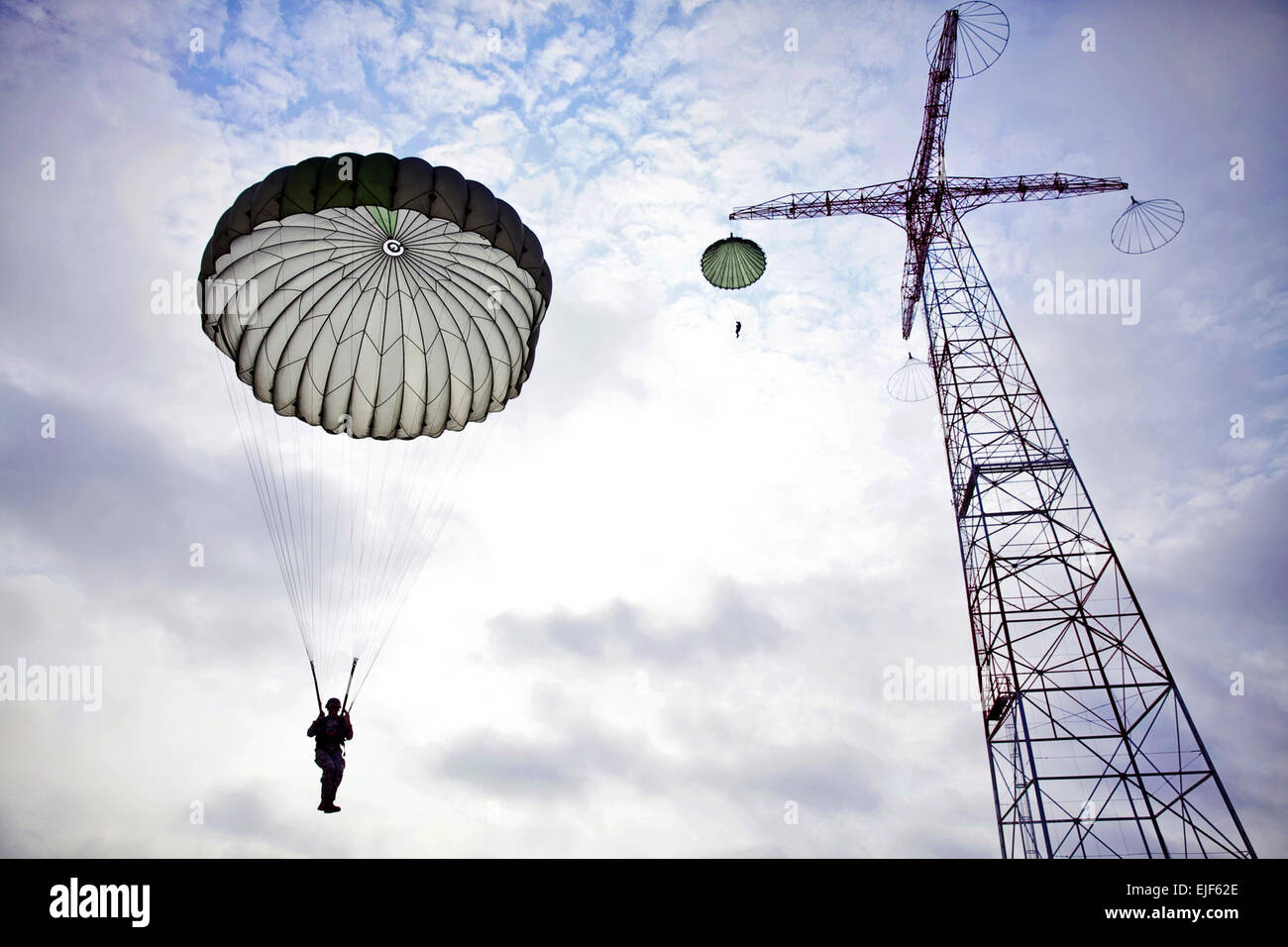 A Soldier is dropped from the 250 foot tower with a T-10 Parachute ...