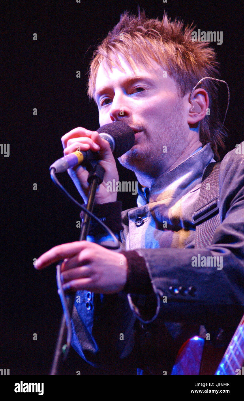 Radiohead 1997 glastonbury hi-res stock photography and images - Alamy