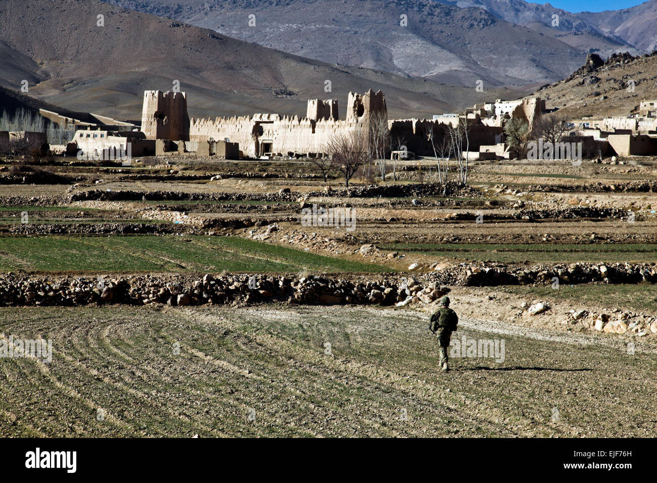 A U.S. Army Soldier 1st Platoon, Apache Company, 2nd Battalion, 4th ...