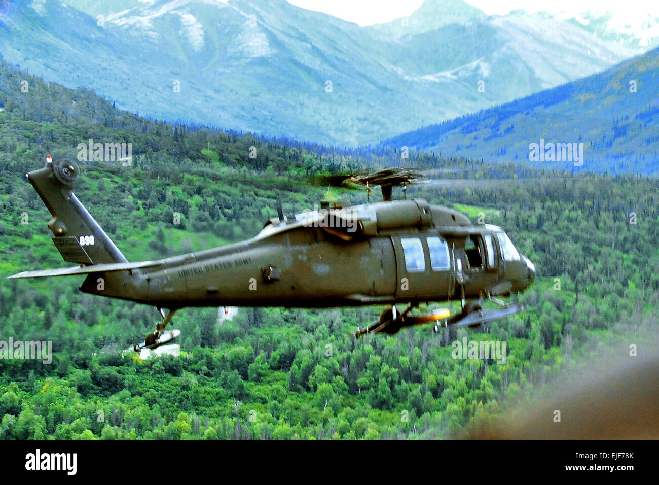 Rappelling and black hawk helicopter hi-res stock photography and ...