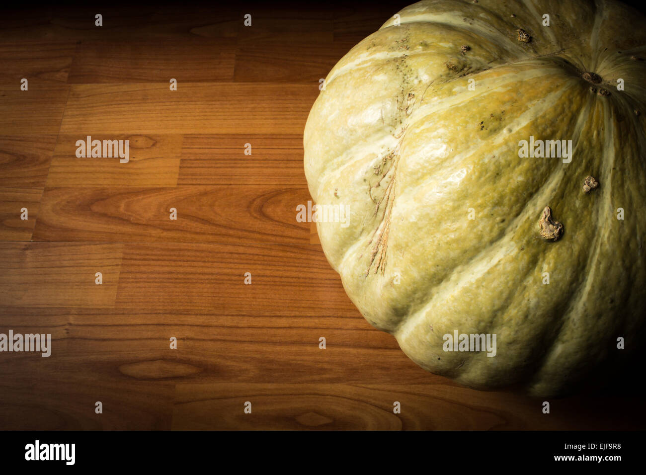 A homegrown pumpkin with copyspace - set on dark wood with edging Stock ...