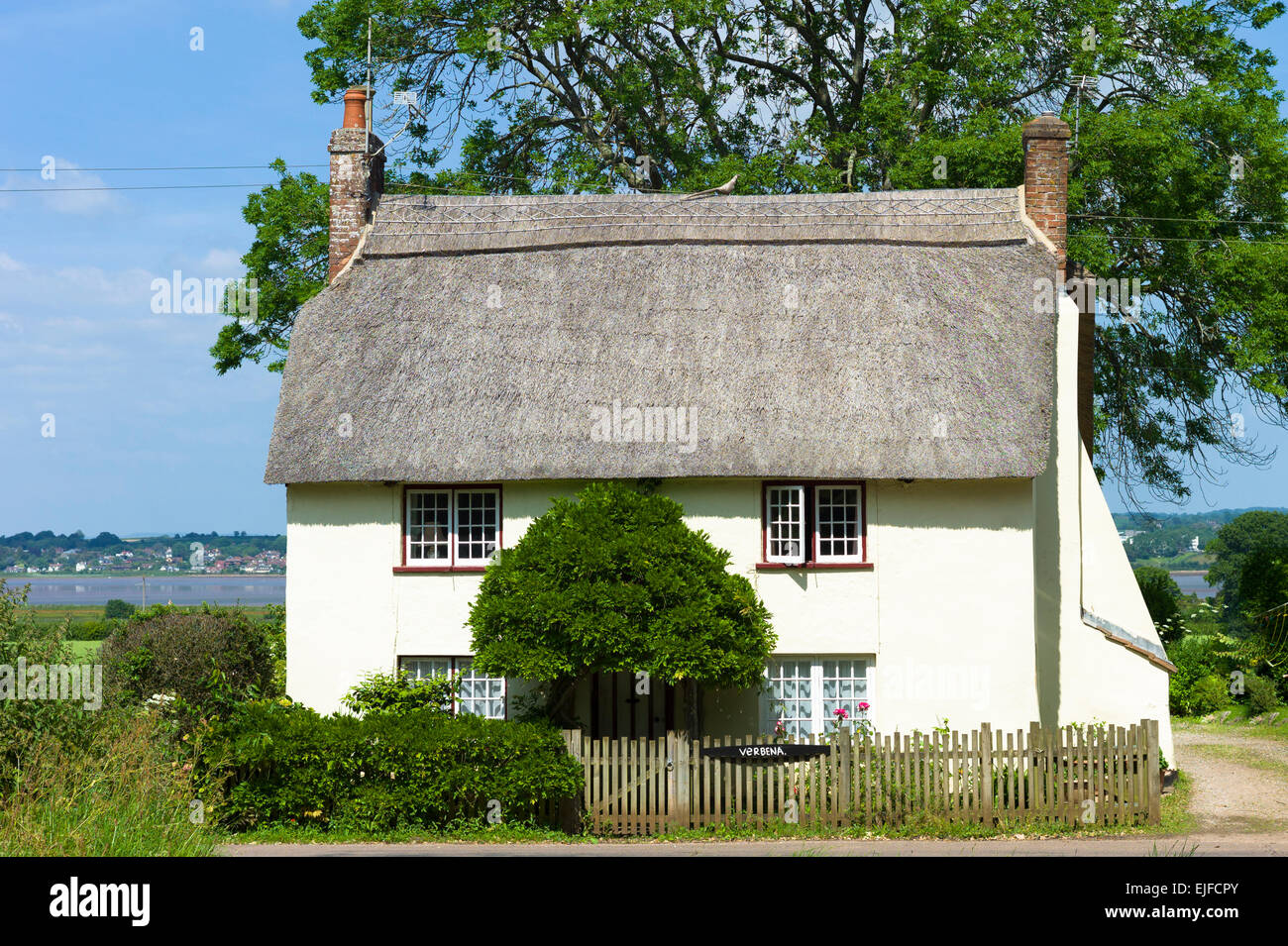 Typical english country cottage hi-res stock photography and images - Alamy