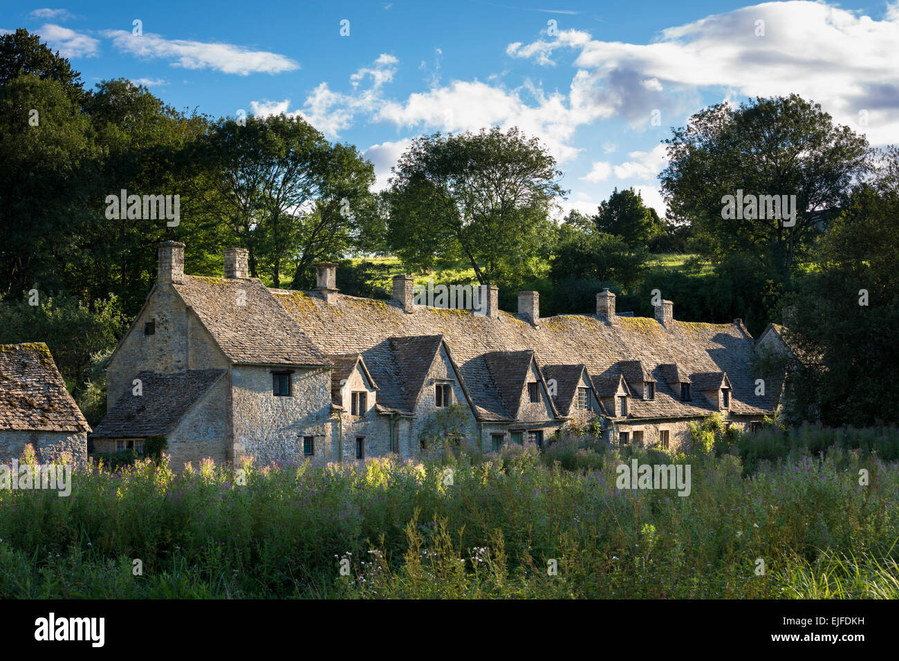 Row of old cottages hi-res stock photography and images - Alamy