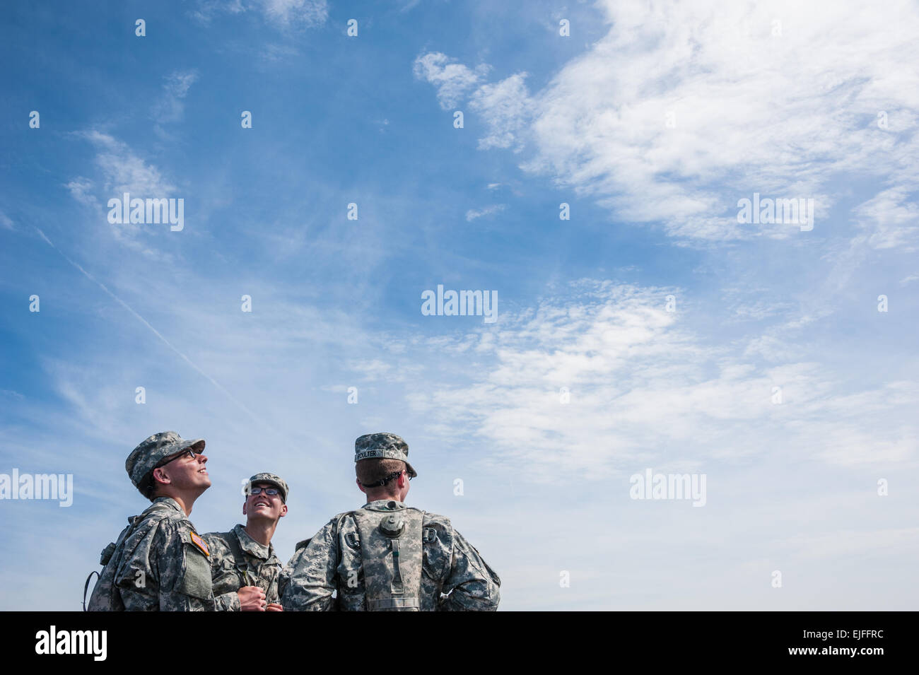 Three U.S. Army soldiers looking skyward Stock Photo - Alamy