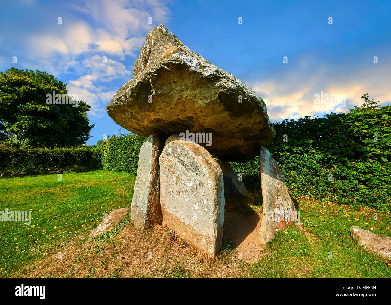 Quoit megalithic burial dolmen from hi-res stock photography and images ...