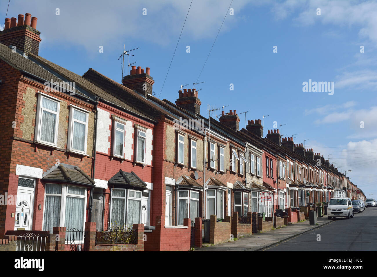 Row of terrace houses hi-res stock photography and images - Alamy