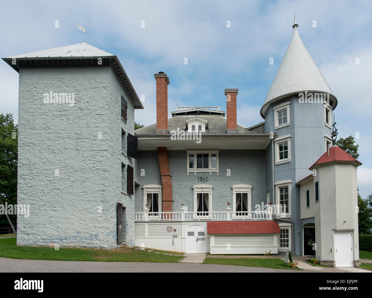 Manoir papineau national historic site hi-res stock photography and ...
