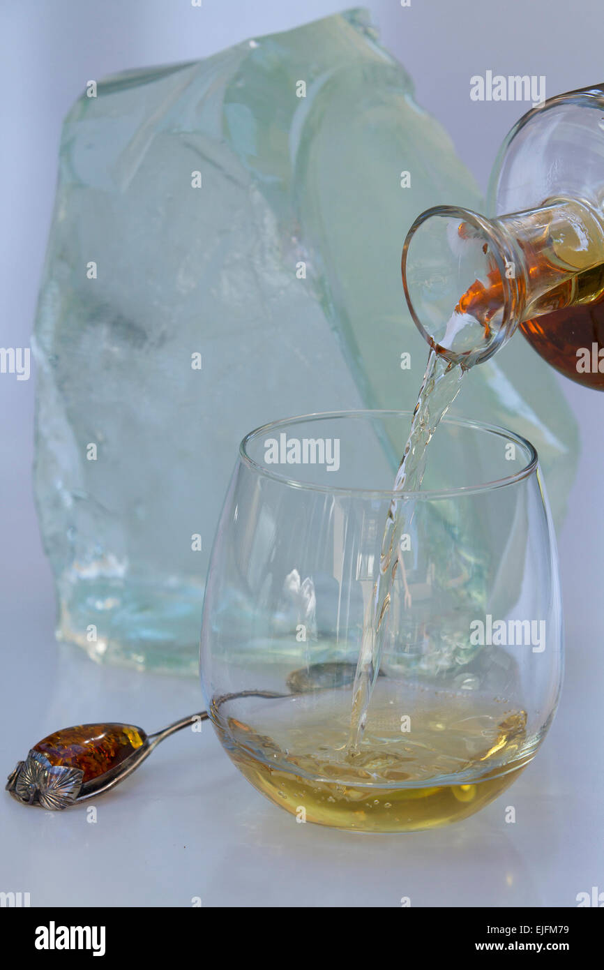 Whiskey bourbon pouring glass hi-res stock photography and images - Alamy