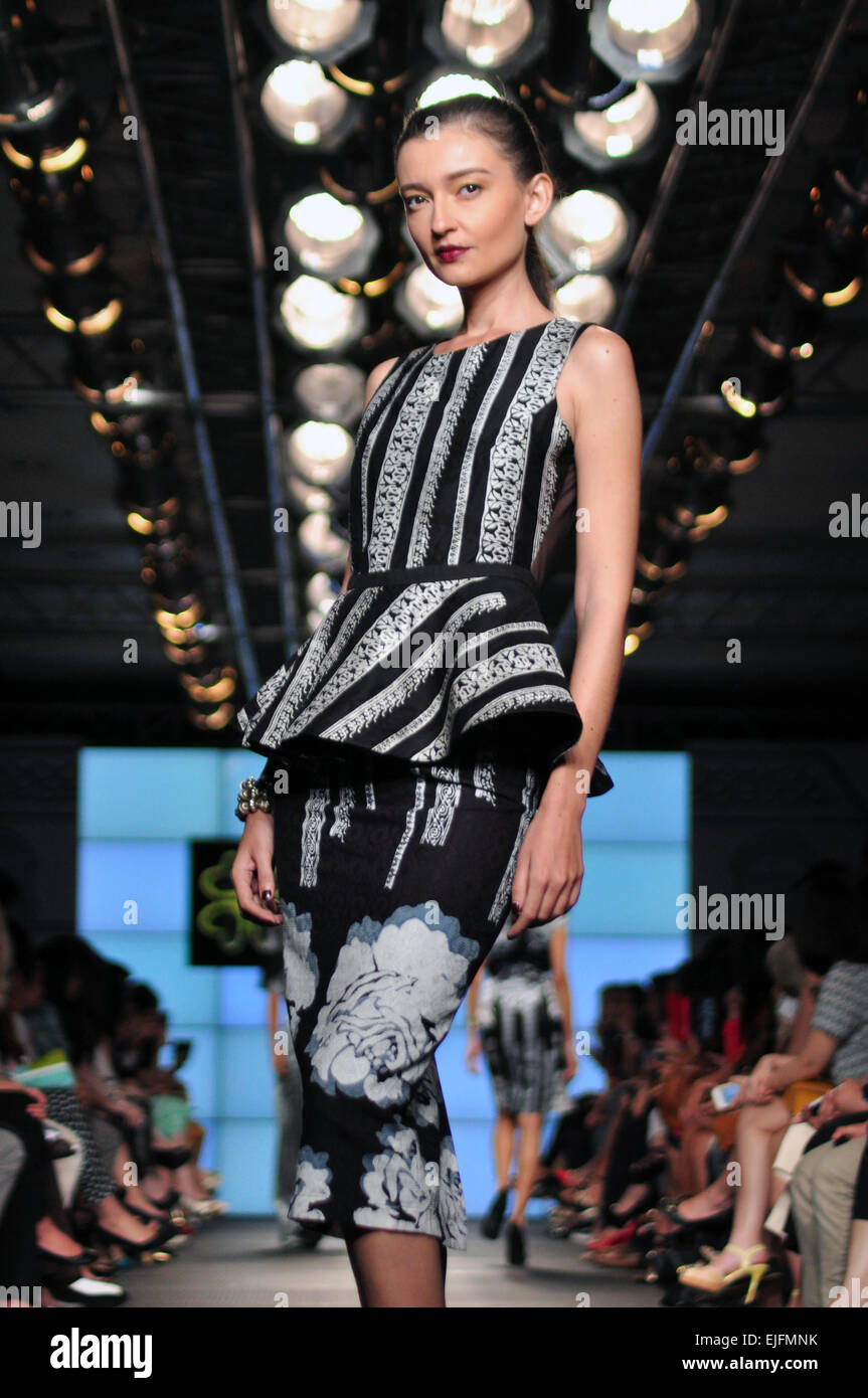 Red batik indonesia hand hi-res stock photography and images - Alamy