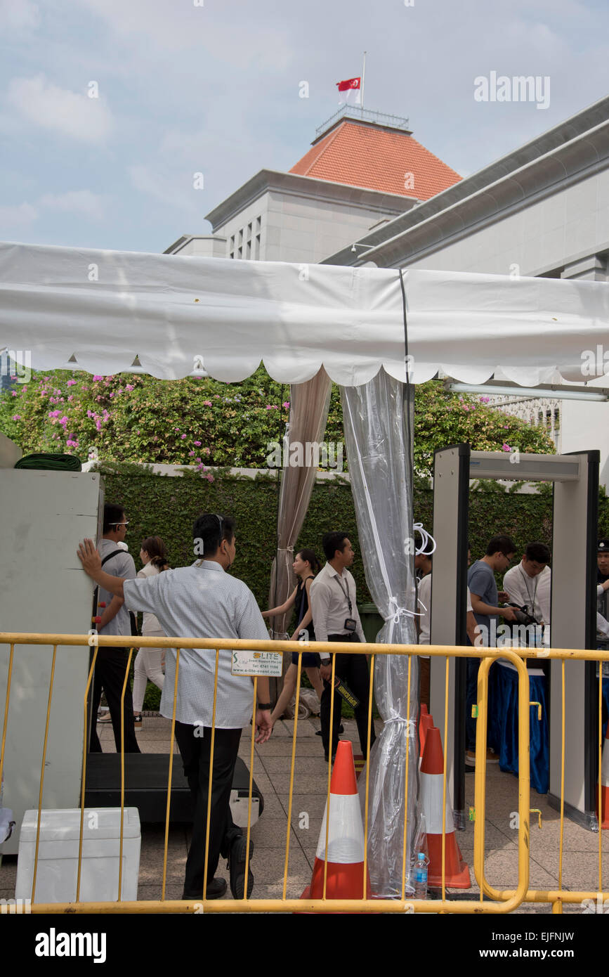 A huge queue has formed in central Singapore as thousands wait to pay ...