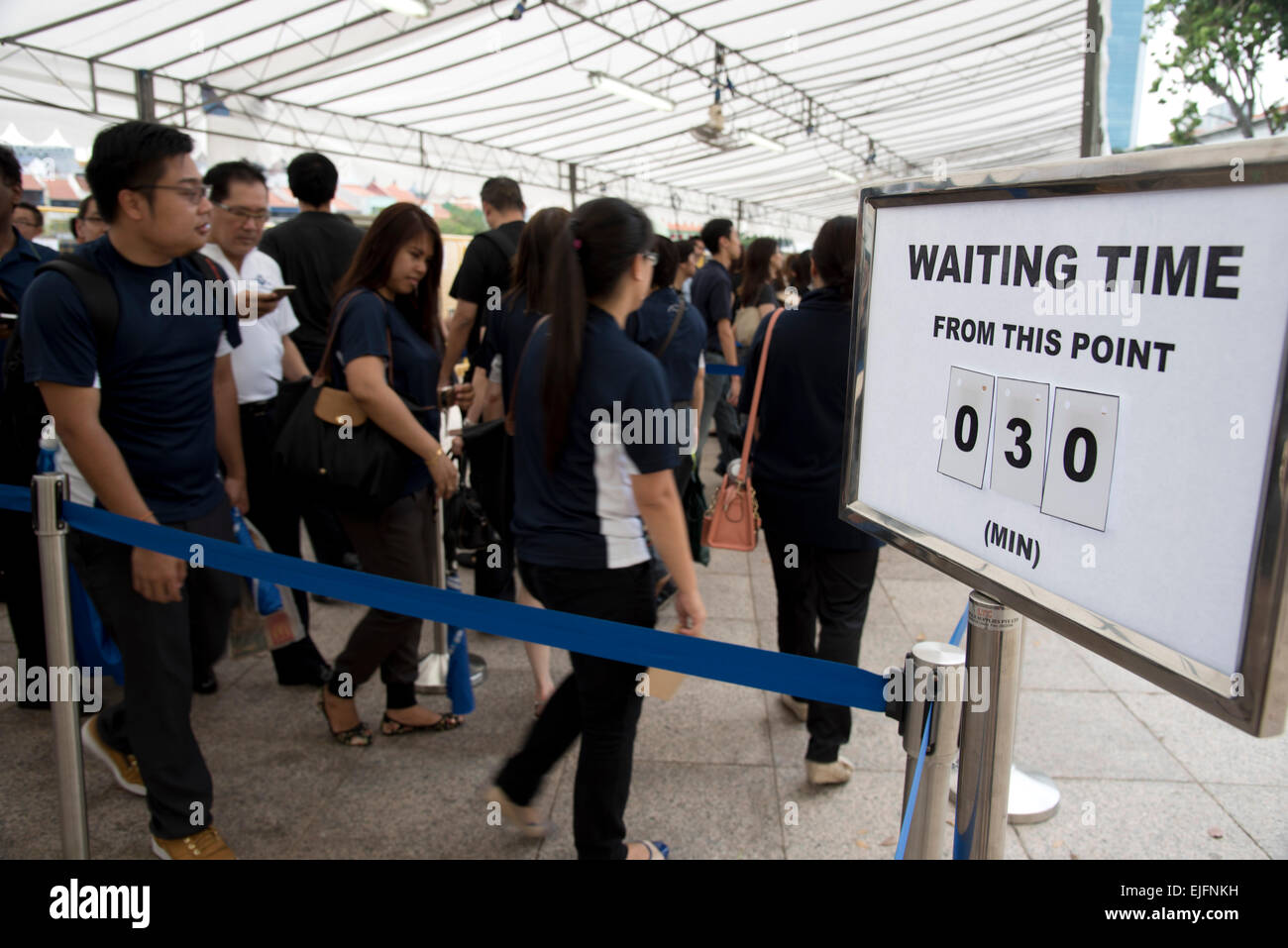 A huge queue formed in central Singapore as thousands wait to pay ...
