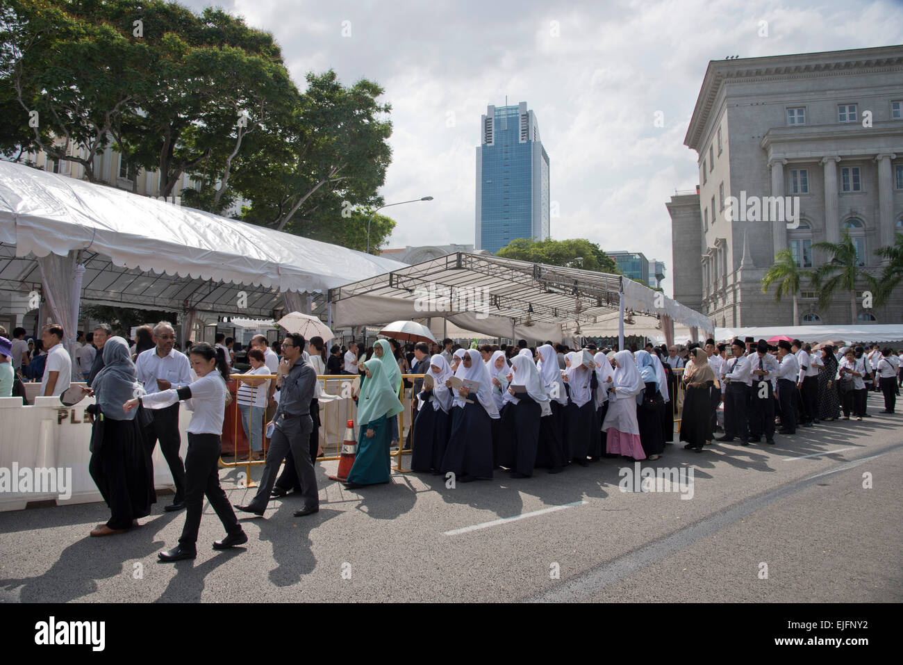 A huge queue formed in central Singapore as thousands wait to pay ...