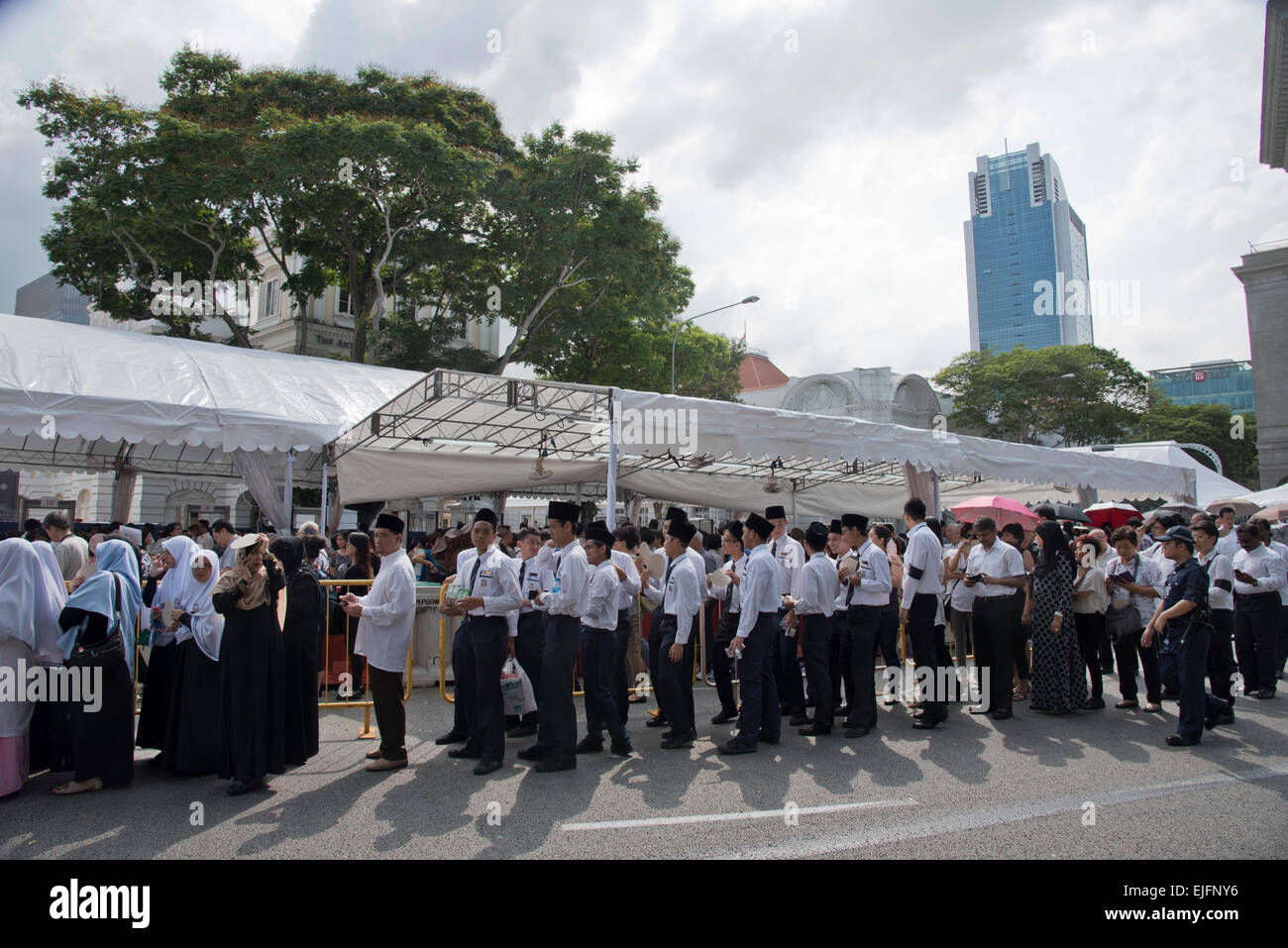 A huge queue formed in central Singapore as thousands wait to pay ...