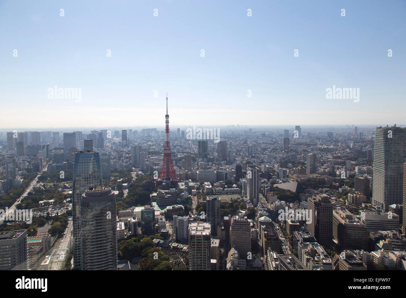 View of cityscape from Toranomon Hills Building with Tokyo Tower. Tokyo ...