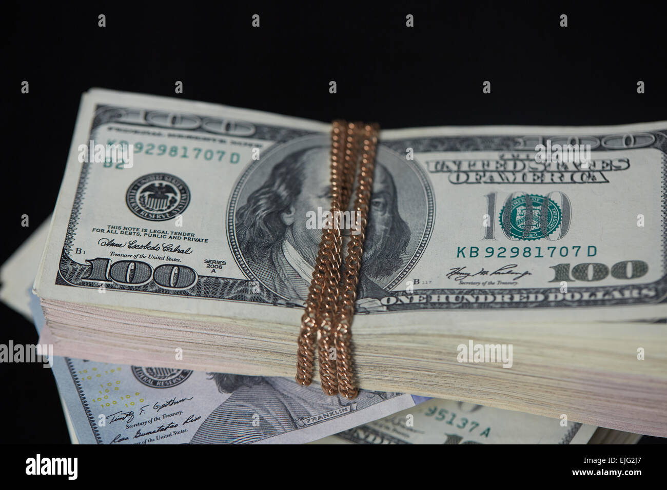 Gold chain hi-res stock photography and images - Alamy