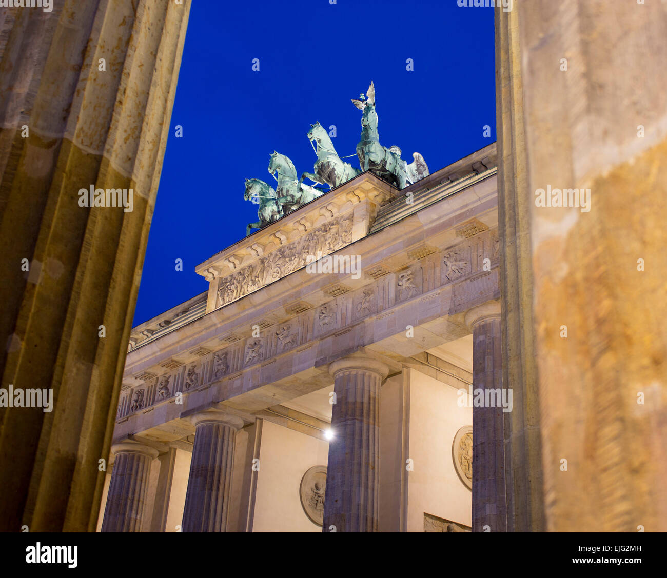 Gate with pillars hi-res stock photography and images - Alamy