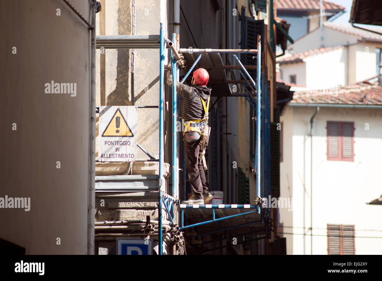 man working on scaffolding Stock Photo - Alamy