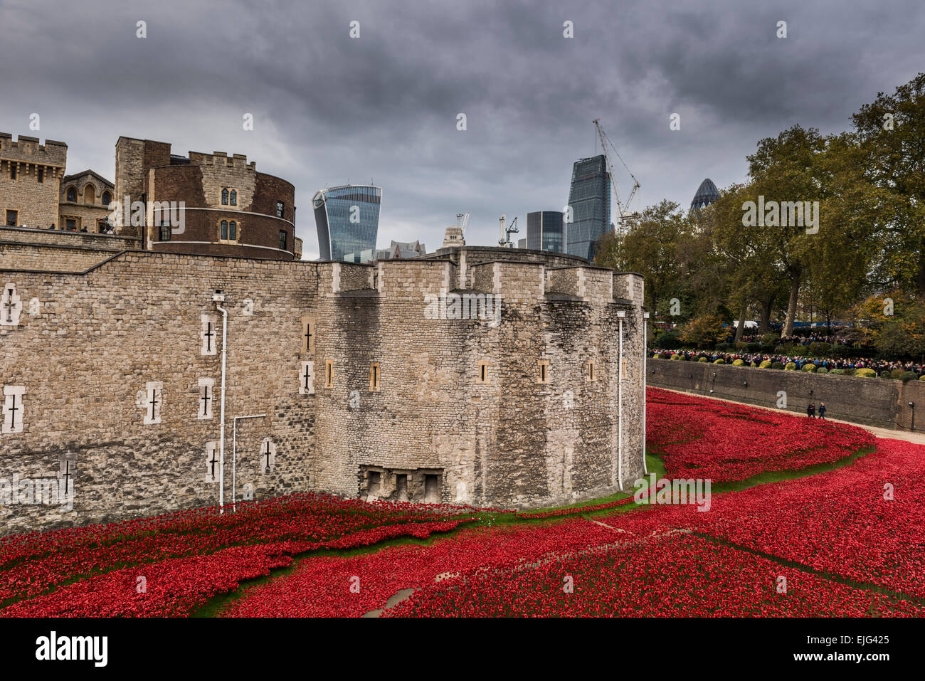 Ceramic poppies tower london hi-res stock photography and images - Alamy